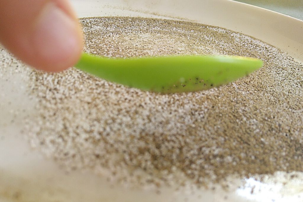 Experiment: Salz und Pfeffer trennen, geht das? - Kleine Kinderzeitung