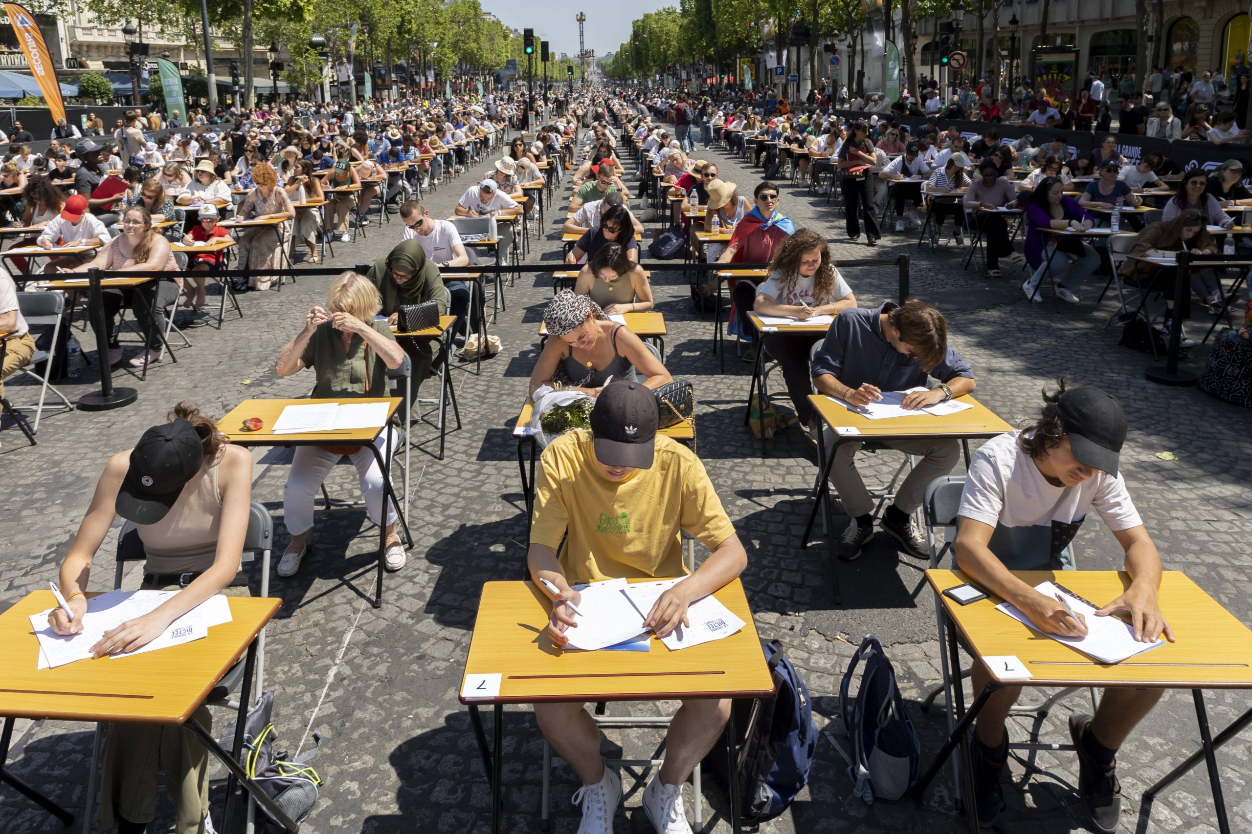 Paris bricht Rekorde: Das größte Diktat aller Zeiten - Kleine Kinderzeitung