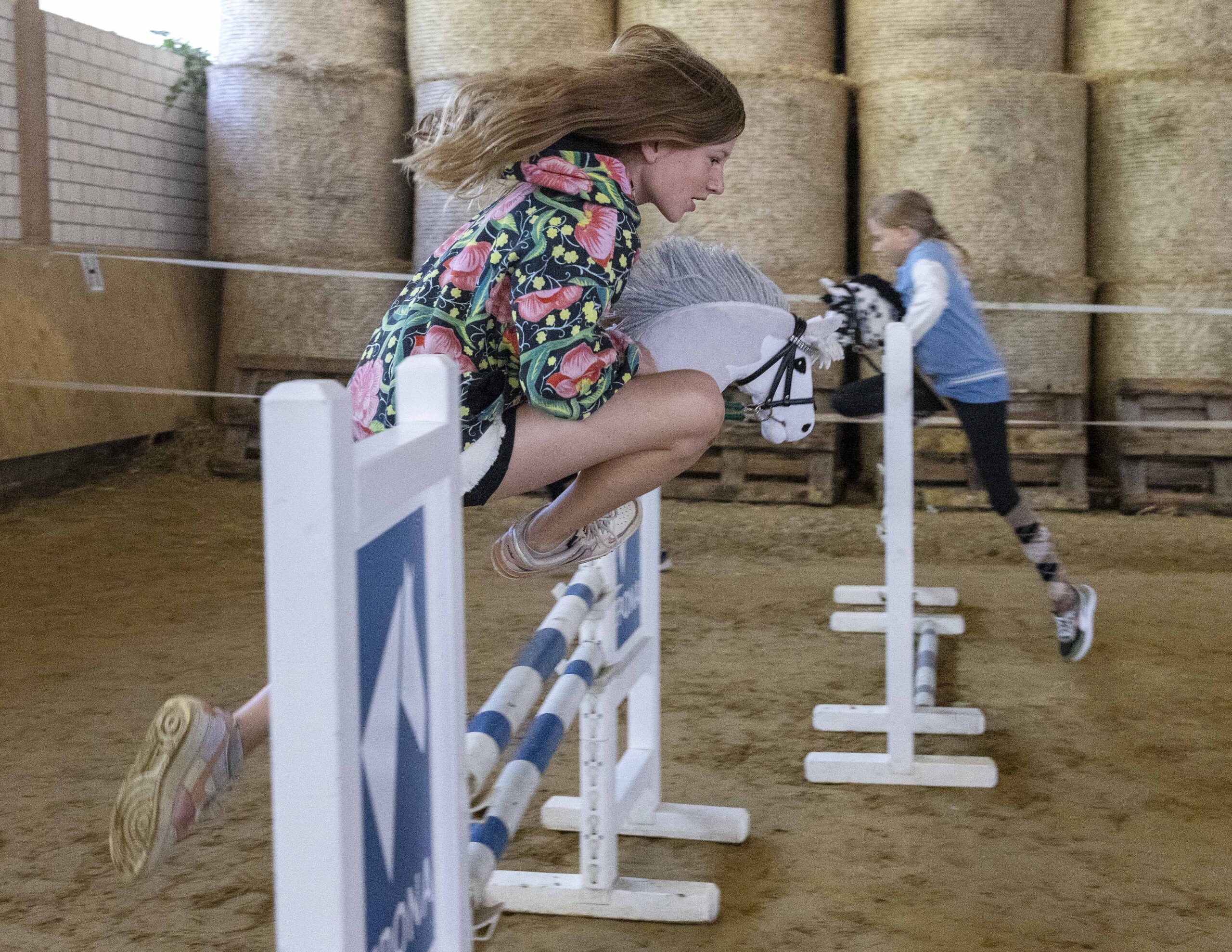 Hobby Horsing: Springreiten ohne Pferd gewinnt Fans - Kleine Kinderzeitung